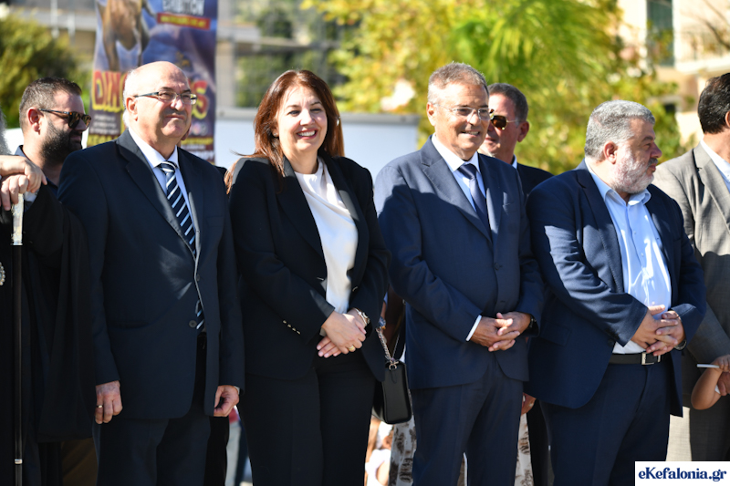 28η Οκτωβρίου: Μεγαλειώδης η μαθητική παρέλαση στο Αργοστόλι [εικόνες ...