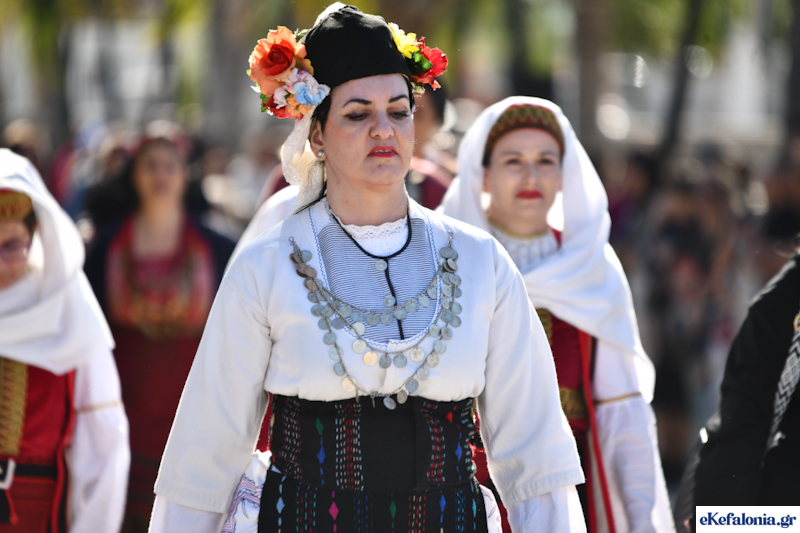 28η Οκτωβρίου: Μεγαλειώδης η μαθητική παρέλαση στο Αργοστόλι [εικόνες ...
